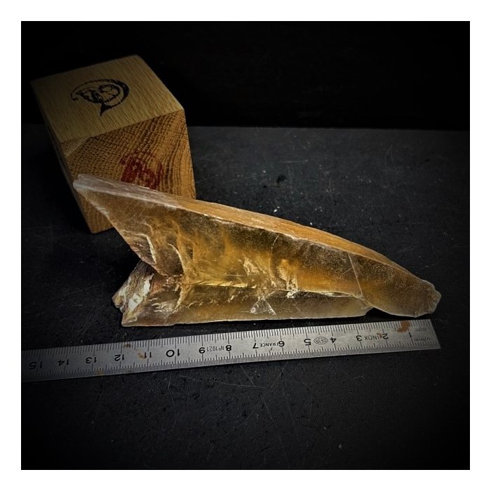 Spearhead gypsum crystal from Seine et Marne