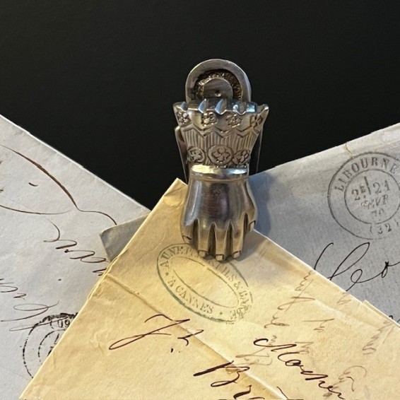 Letter clamp on stand