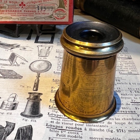 Archimedes screw magnifier - Photographer Achromatic focusingmagnifier