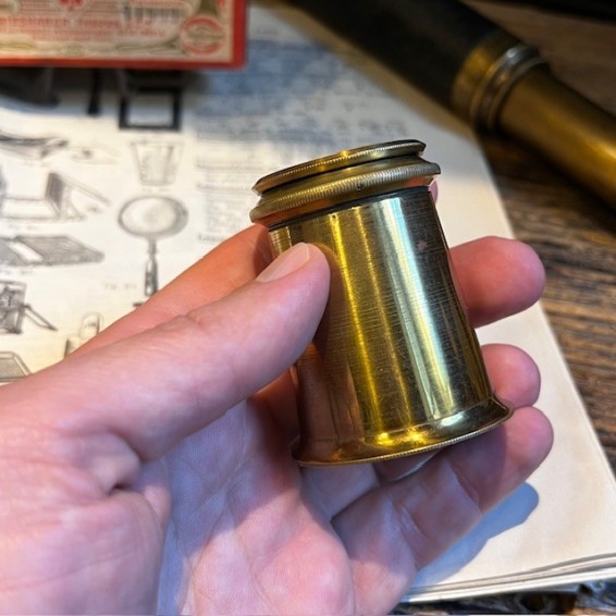 Archimedes screw magnifier - Photographer Achromatic focusingmagnifier