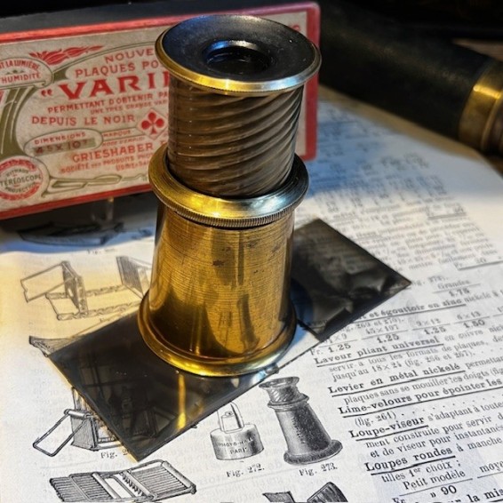 Archimedes screw magnifier - Photographer Achromatic focusingmagnifier