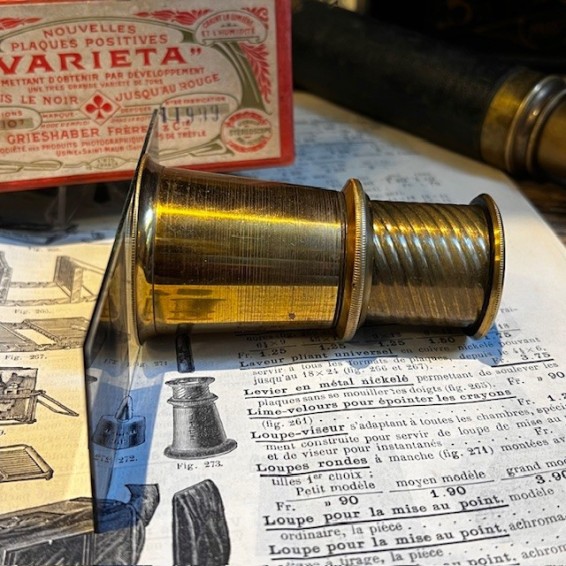 Archimedes screw magnifier - Photographer Achromatic focusingmagnifier