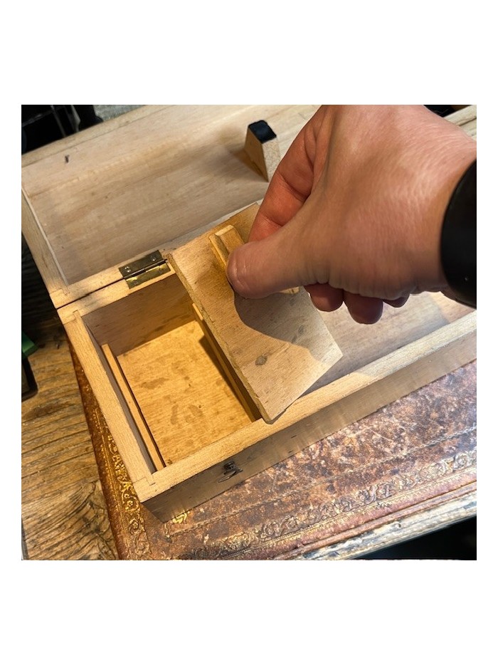 Microscope ancien à crémaillère en laiton et fonte dans son coffret