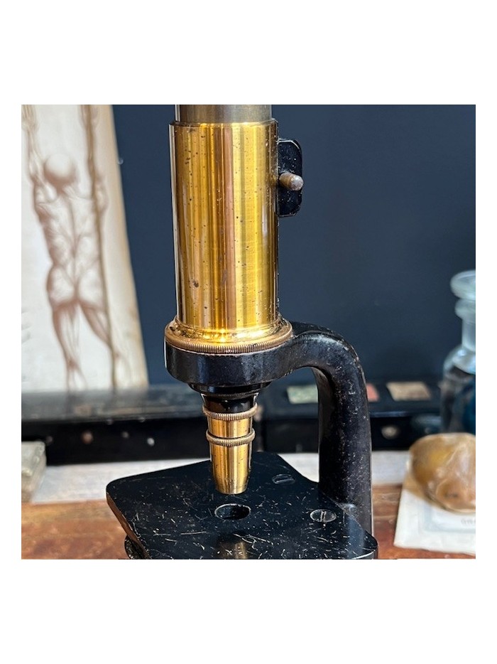 Microscope ancien à crémaillère en laiton et fonte dans son coffret