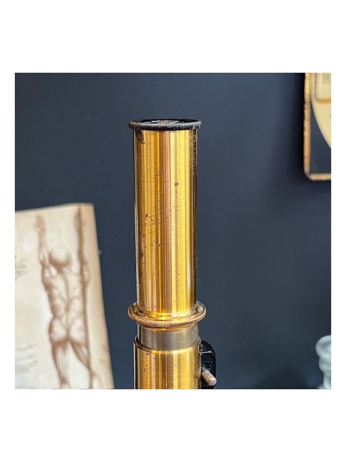 Microscope ancien à crémaillère en laiton et fonte dans son coffret