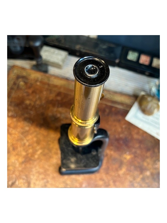 Microscope ancien à crémaillère en laiton et fonte dans son coffret