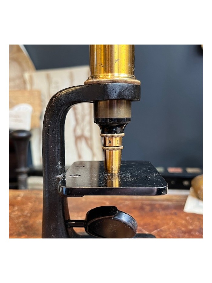 Microscope ancien à crémaillère en laiton et fonte dans son coffret
