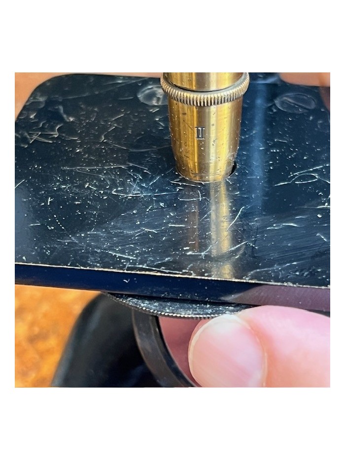 Microscope ancien à crémaillère en laiton et fonte dans son coffret